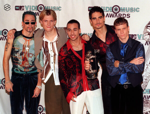 Backstreet Boys VS *NSYNC สองวงบอยแบนด์ ไอคอนของวัยรุ่นยุค 90s! – THE ...