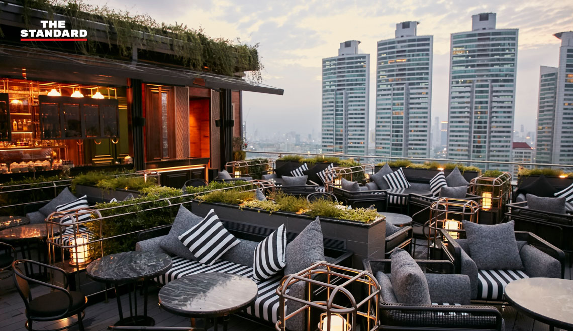 ABar จิบจินชมวิวบนดาดฟ้า แล้วมาต่อสปิริตสีรสเข้มที่บาร์ขรึม – THE STANDARD