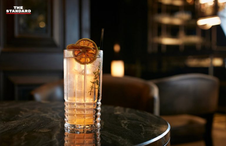 ABar จิบจินชมวิวบนดาดฟ้า แล้วมาต่อสปิริตสีรสเข้มที่บาร์ขรึม – THE STANDARD
