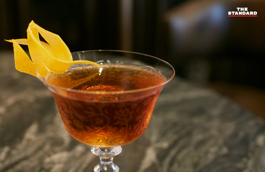ABar จิบจินชมวิวบนดาดฟ้า แล้วมาต่อสปิริตสีรสเข้มที่บาร์ขรึม – THE STANDARD