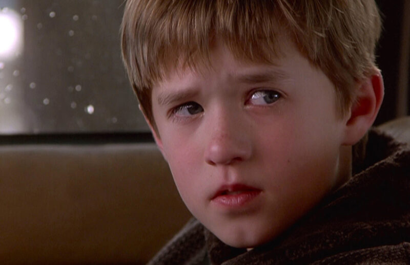 ยังจำได้ไหม “I see dead people.” ประโยคสุดคลาสสิกจากหนังผี The Sixth ...