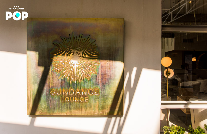 Sundance Lounge จิบชา เปิดไพ่ ใต้ดวงอาทิตย์เต้นระบำ – THE STANDARD