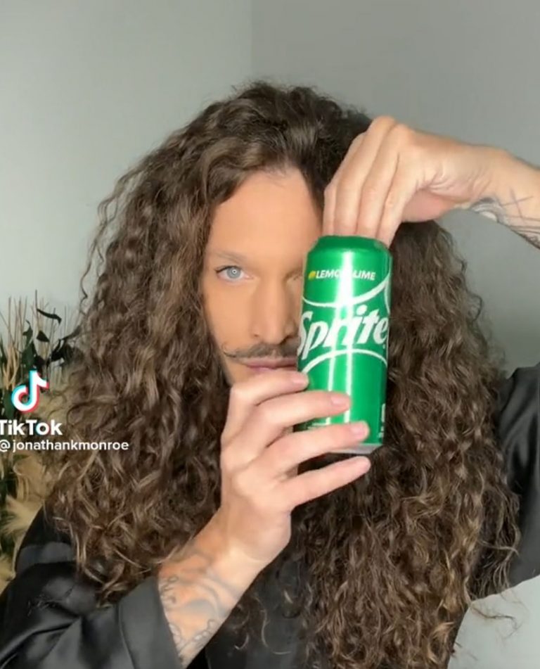 เทรนด์ใหม่จาก TikTok เมื่อหนุ่ม Jonathan K Monroe เผยเทคนิคม้วนผม