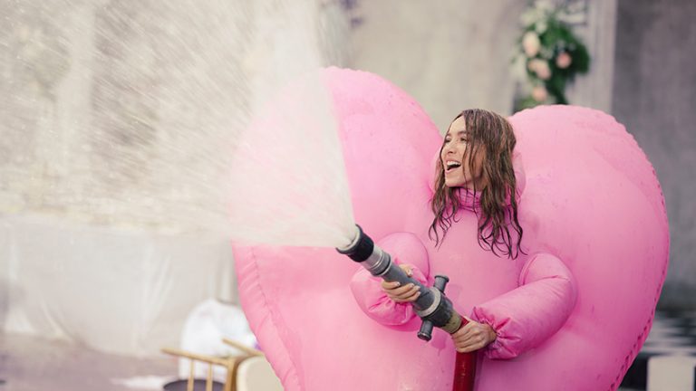 PLAMY ชวนป่วนงานแต่งเจ๊พยูนในซิงเกิลใหม่ ริบบิ้นเลิฟคัลเลอร์แบล็ค Feat ...