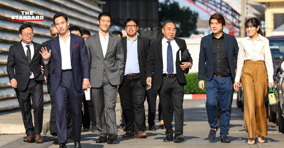 ธนาธร นำทีมฟังคำพิพากษาคดีม็อบสกายวอล์ก ‘ไม่ถอยไม่ทน’ เมื่อปี 2562